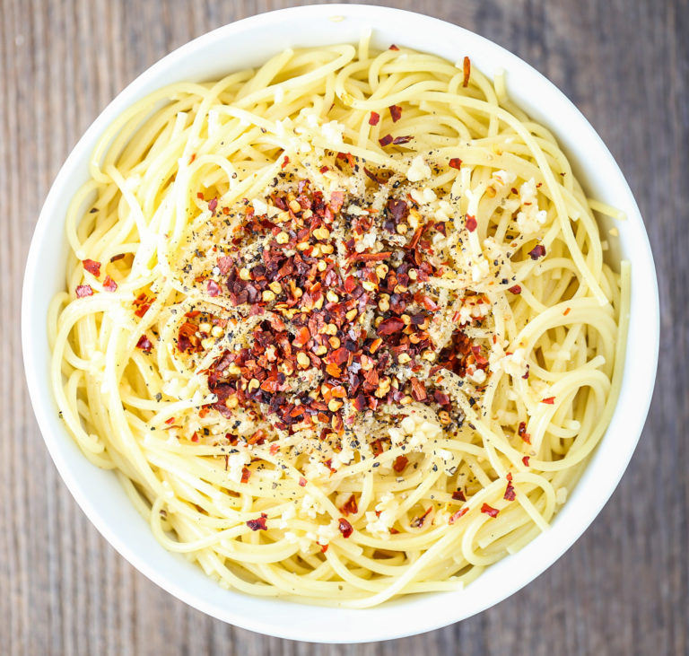 Simple and Spicy Garlic Spaghetti - Tabs & Tidbits