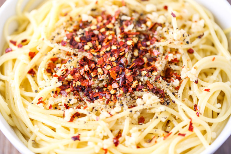 Simple and Spicy Garlic Spaghetti - Tabs & Tidbits
